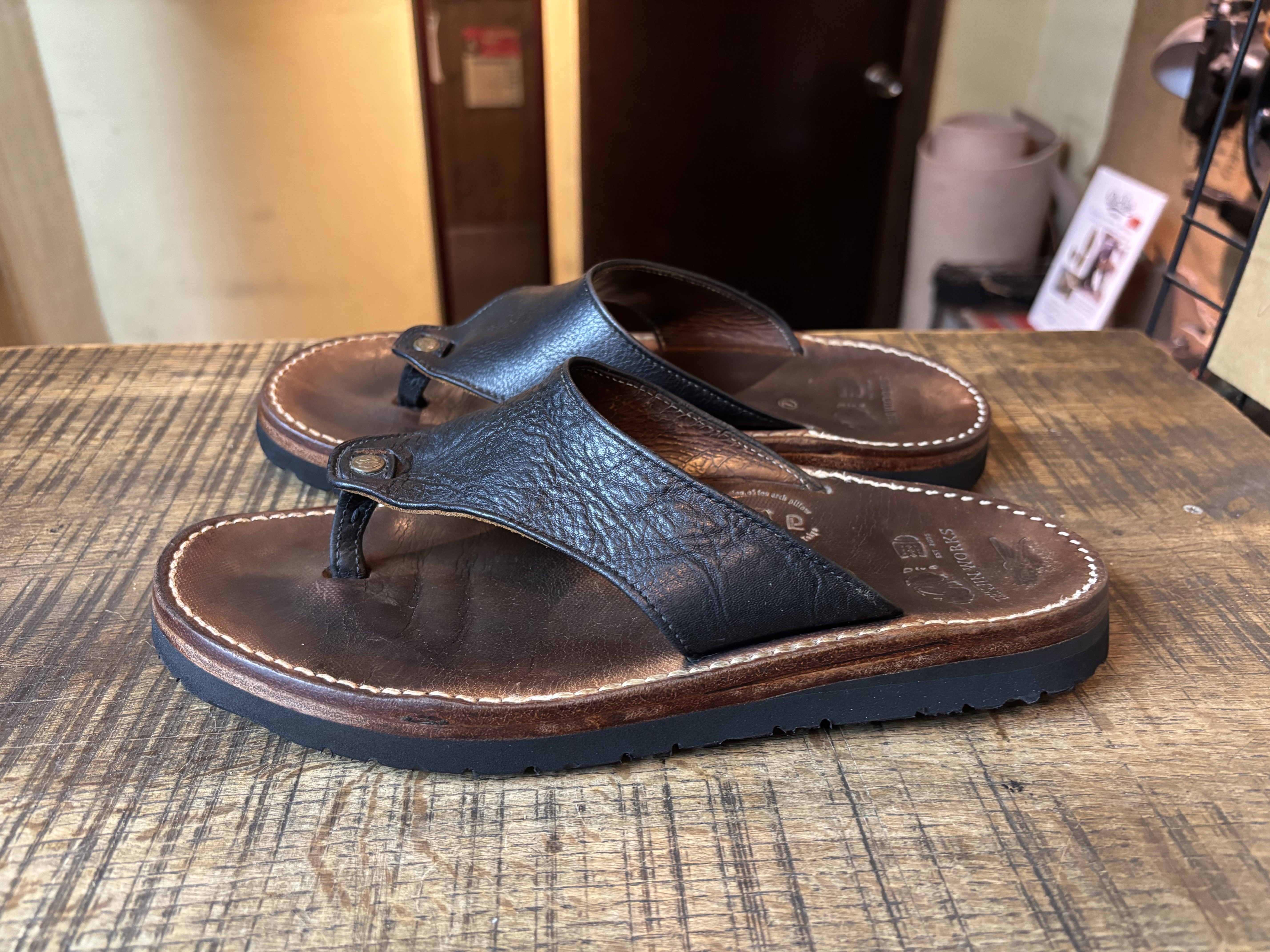 TOKYO SANDAL × 天神ワークス トングサンダル vibram#8327ソール交換: ソールリペア＆カスタム RED CLOUD